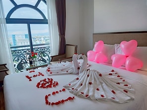 Roupas de cama premium, frigobar, cofres nos quartos, escrivaninha