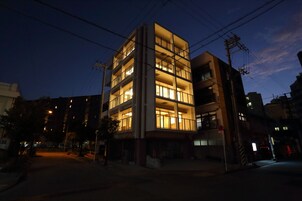 Fachada do alojamento (tarde/noite)