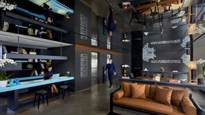 Um interior moderno com um sofá, uma mesa de centro e uma estante.
