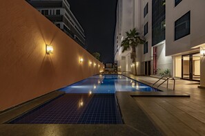 Piscina externa, funciona das 7h às 19h, espreguiçadeiras