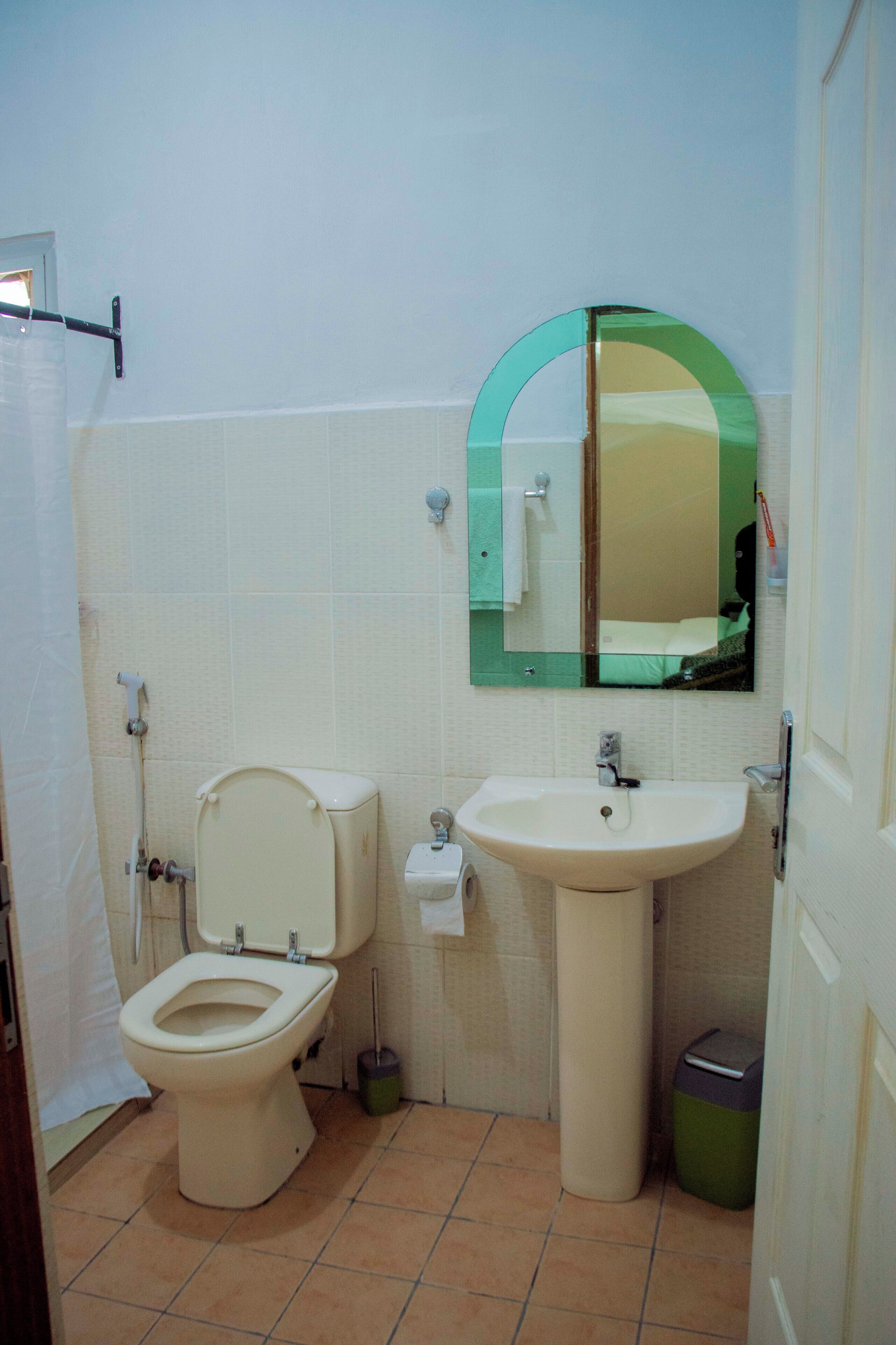 Quarto casal empresarial, 1 cama de casal | Banheiro | Chuveiro, chuveiro com efeito de chuva, produtos de toalete grátis 