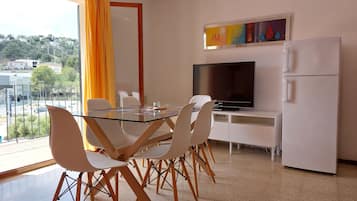 Apartamento, 2 quartos | Sala de estar | Televisor de ecrã plano de 25 polegadas com canais digitais