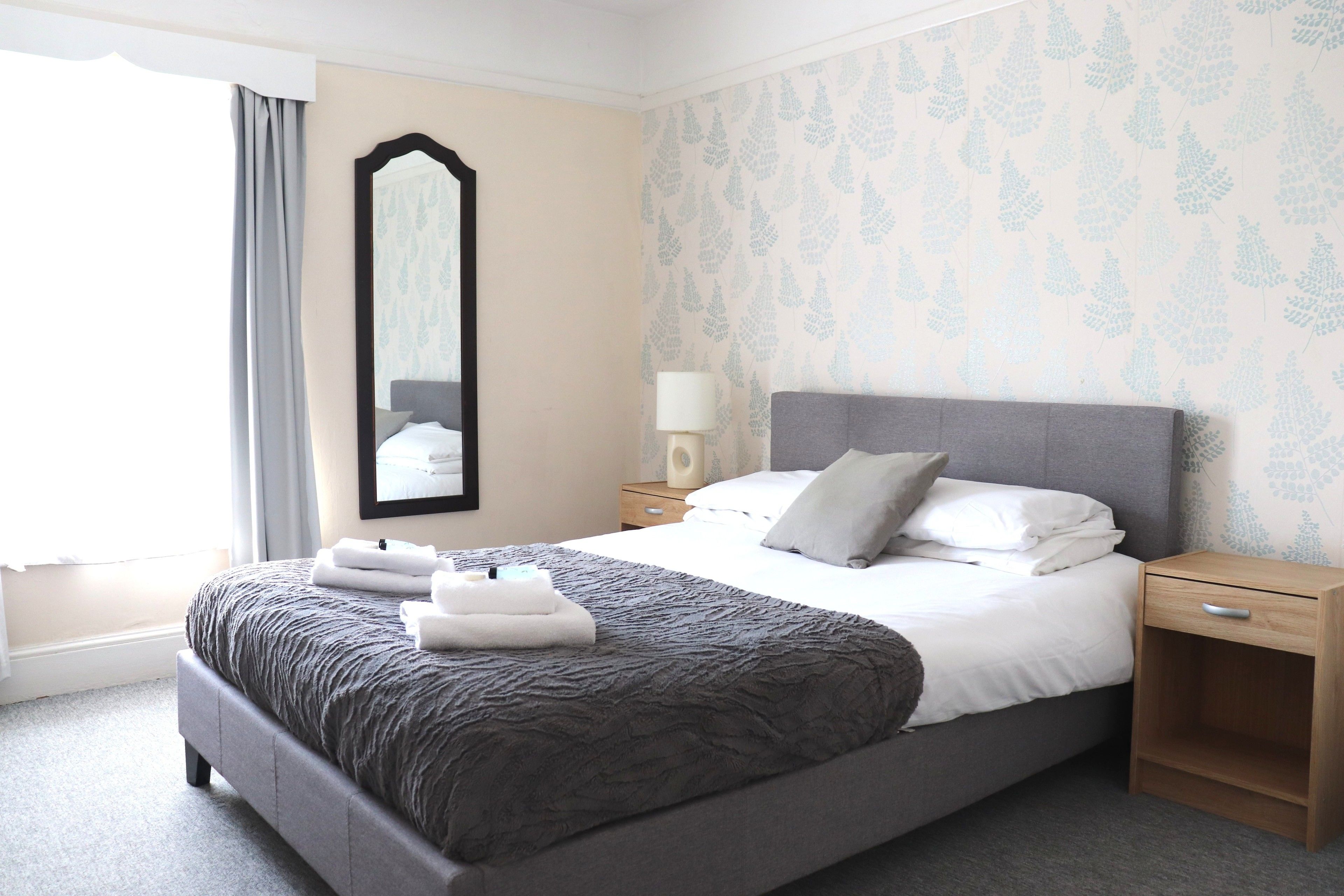 Quarto casal, 1 cama de casal, para não fumantes | Comodidades do banheiro | Produtos de toalete grátis, secador de cabelo (mediante solicitação)