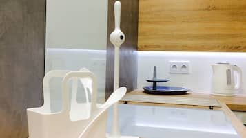 Estúdio Deluxe, 1 cama de casal e sofá-cama, vista para o parque | Cozinha privada | Um frigorífico/congelador grande, uma placa de cozinha