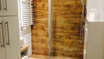 Estúdio luxo, 1 cama de casal e sofá-cama, vista para o parque | Banheiro | Chuveiro, produtos de toalete grátis, secador de cabelo