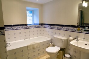 Quarto Duplo, vista para o rio | Casa de banho | Toalhas fornecidas 