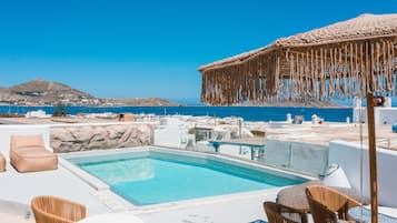 Piscina exterior sazonal, guarda-sóis, espreguiçadeiras