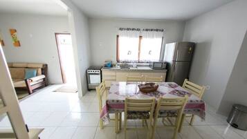 Casa, várias camas | Cozinha privada | Um frigorífico, um micro-ondas, um forno, uma placa de cozinha