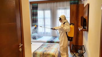 Quarto Twin | Secretária, cortinas/cortinados opacos, Wi-fi grátis
