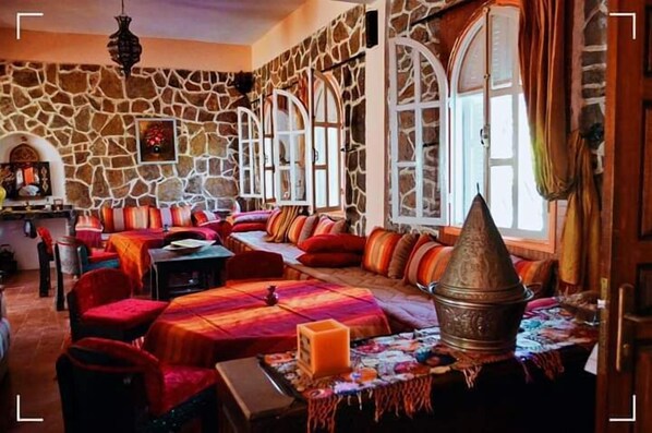 Villa Comfort, várias camas, não fumadores | Sala de estar | Televisor de ecrã plano de 32 polegadas com canais via satélite