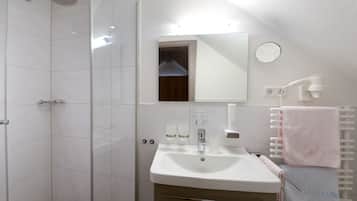 Quarto Individual | Casa de banho | Um polibã, artigos de higiene pessoal grátis, um secador de cabelo