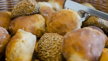 Café da manhã com buffet grátis todos os dias