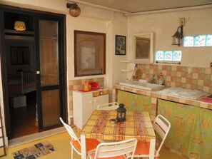 Chalé, 1 cama Queen, cozinha americana, vista para o jardim | Cozinha privada