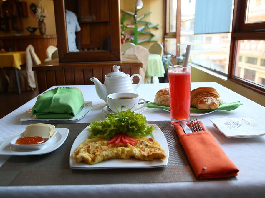 Café da manhã, almoço e jantar; local e internacional