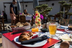 Café da manhã completo todos os dias mediante uma taxa