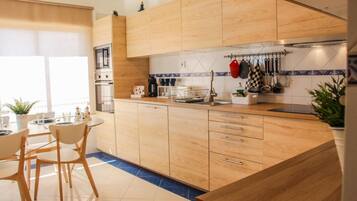 Um frigorífico/congelador grande, um micro-ondas, um forno