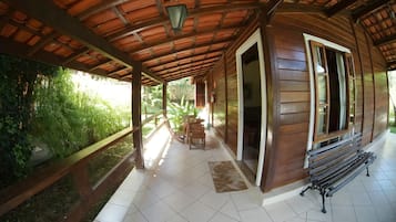 Chalé superior, 2 quartos, vista para o jardim | Sacada