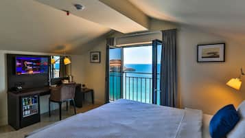 Quarto casal superior, vista para o mar | Frigobar, cofres nos quartos, escrivaninha, cortinas blackout
