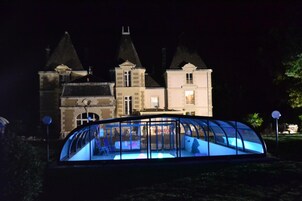 Piscina externa sazonal, espreguiçadeiras