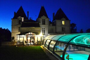 Fachada da propriedade à noite