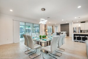 Vila, várias camas | Opções para refeição no quarto