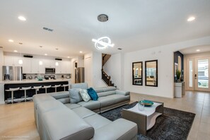 Vila, várias camas | Área de estar