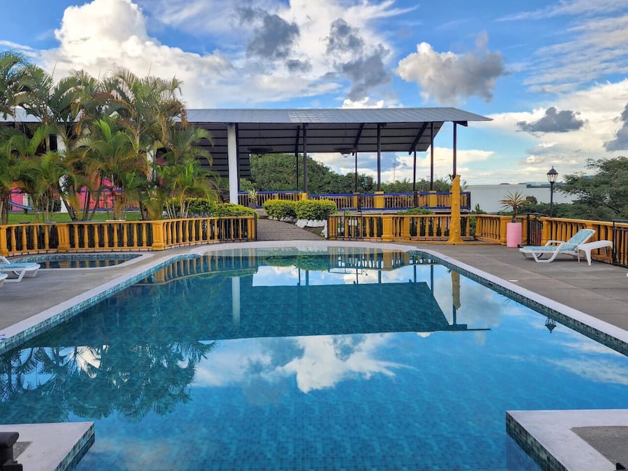 Piscina exterior, espreguiçadeiras