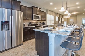 Casa, 5 quartos | Cozinha privada | Um micro-ondas, uma máquina de lavar louça, uma cadeira de bebé