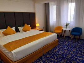 Cofre no quarto, secretária, cortinas/cortinados opacos 