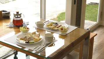 Café da manhã com pratos da culinária local grátis todos os dias