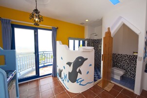 Quarto casal romântico, vista para o oceano | Banheiro | Produtos de toalete grátis, secador de cabelo, chinelos 