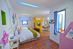 Quarto quádruplo clássico, vista para a montanha | Individualmente decorados, individualmente mobiliados, Wi-Fi de cortesia