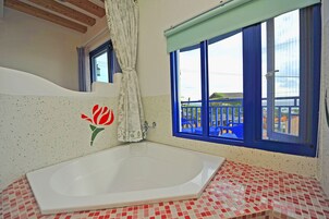 Quarto casal conforto, vista para o oceano | Banheiro | Produtos de toalete grátis, secador de cabelo, chinelos 