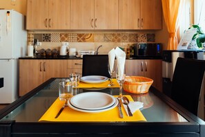 Um frigorífico/congelador grande, um micro-ondas, uma placa de cozinha 