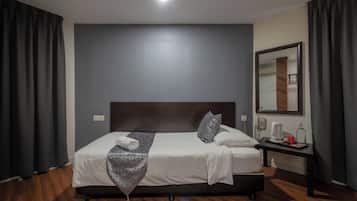 Quarto Individual Superior | Secretária, cortinas/cortinados opacos, ferro/tábua de engomar