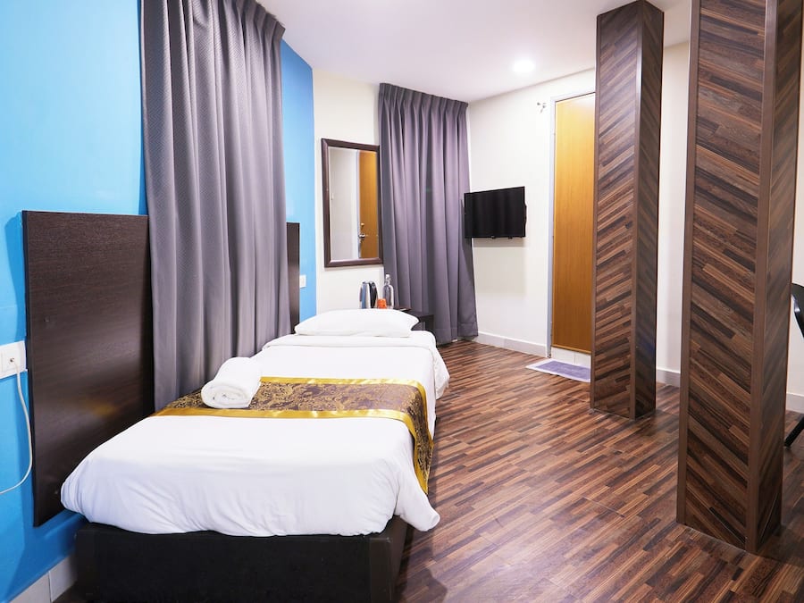 Quarto Individual Superior | Secretária, cortinas/cortinados opacos, ferro/tábua de engomar