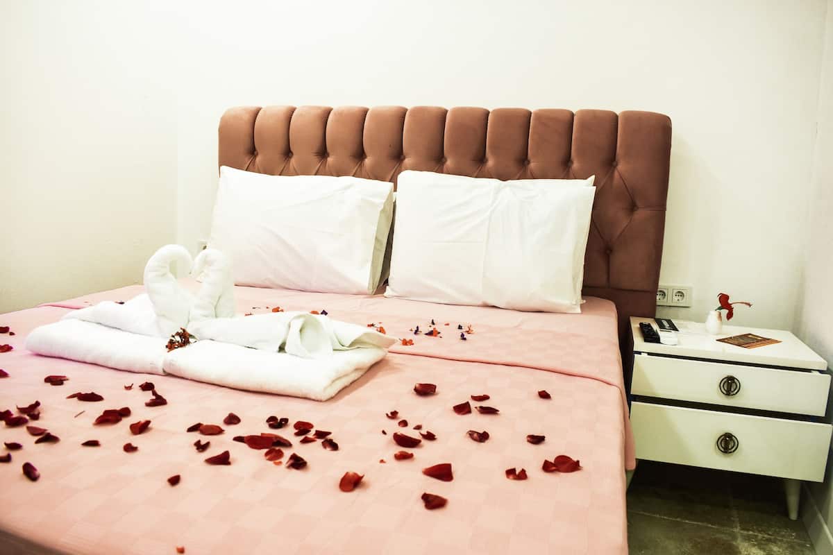 Quarto triplo standard | Individualmente decorados, individualmente mobiliados, escrivaninha
