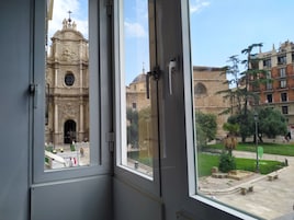 Quarto casal superior, 1 cama King, vista para a cidade | Vista do quarto