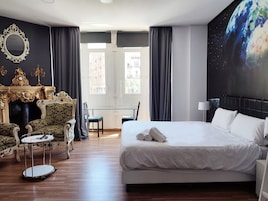Quarto casal superior, 1 cama King, vista para a cidade | Cofres nos quartos, Wi-Fi de cortesia, roupa de cama