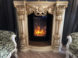 Quarto Duplo Superior, 1 cama king-size, Vista para a cidade | Cofre no quarto, Wi-fi grátis, roupa de cama fornecida