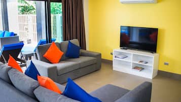 2-Bedrooms Villa with Private Pool | Sala de estar | Smart TV de 49 de polegadas com canais por cabo, televisor, Netflix