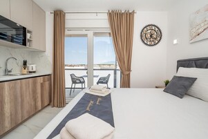 Estúdio luxo, sacada | Área de estar | TV de tela plana 45 polegadas com canais via satélite, TV