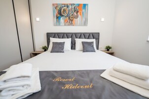 One-Bedroom Apartment with Terrace | Cofres nos quartos, ferros/tábuas de passar roupa, Wi-Fi de cortesia