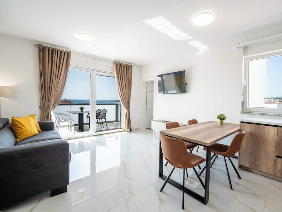 One-Bedroom Apartment with Terrace | Sala de estar | Televisor de ecrã plano de 45 polegadas com canais via satélite