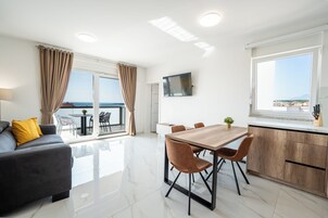 One-Bedroom Apartment with Terrace | Área de estar | TV de tela plana 45 polegadas com canais via satélite, TV