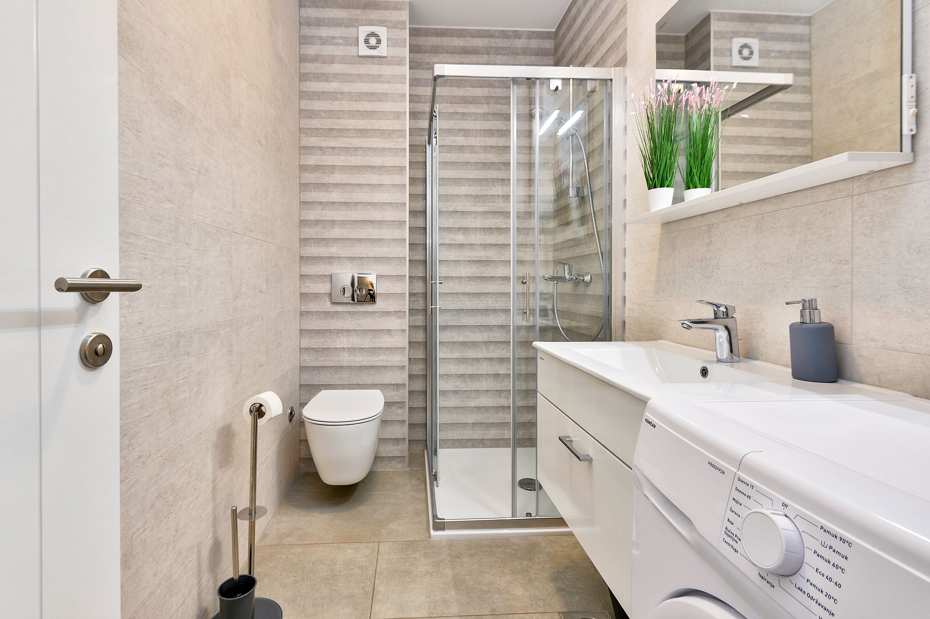 Apartamento Deluxe, 1 quarto, pátio, vista para o jardim | Casa de banho | Um polibã, um secador de cabelo, toalhas fornecidas, papel higiénico 