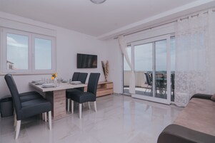 Apartamento luxo, 2 quartos, terraço (B3) | Área de estar | TV de tela plana 45 polegadas com canais via satélite, TV