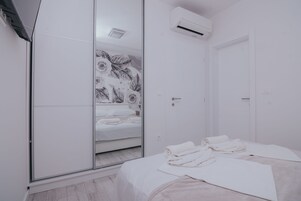 Apartamento luxo, 2 quartos, terraço (B3) | Cofres nos quartos, espaço de trabalho para notebook