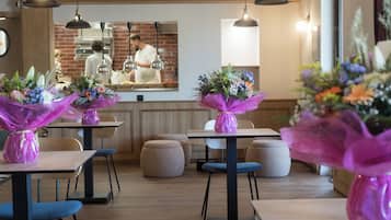Pequenos-almoços servidos, cozinha francesa, com vista para o jardim