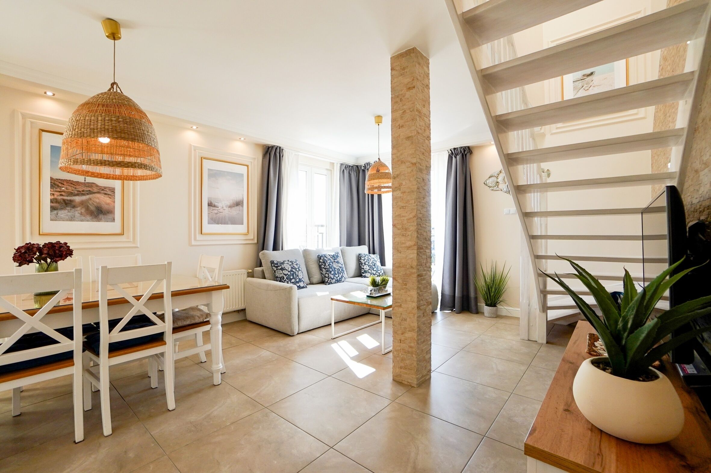 Apartamento Deluxe, várias camas, vista parcial para o mar | Cofre no quarto, quartos insonorizados, ferro/tábua de engomar 